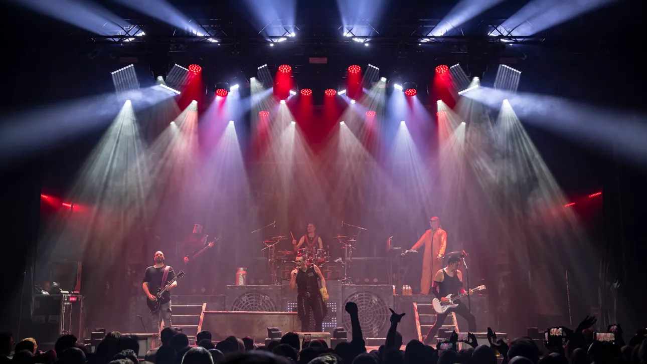 Patronaat Invests in Robe TetraX Luminaires