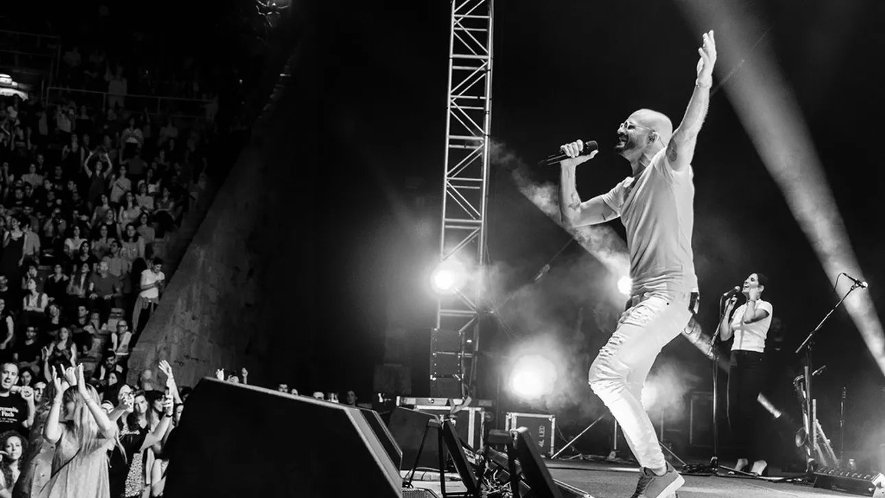 Avraham Tal Plays Robe on Tour