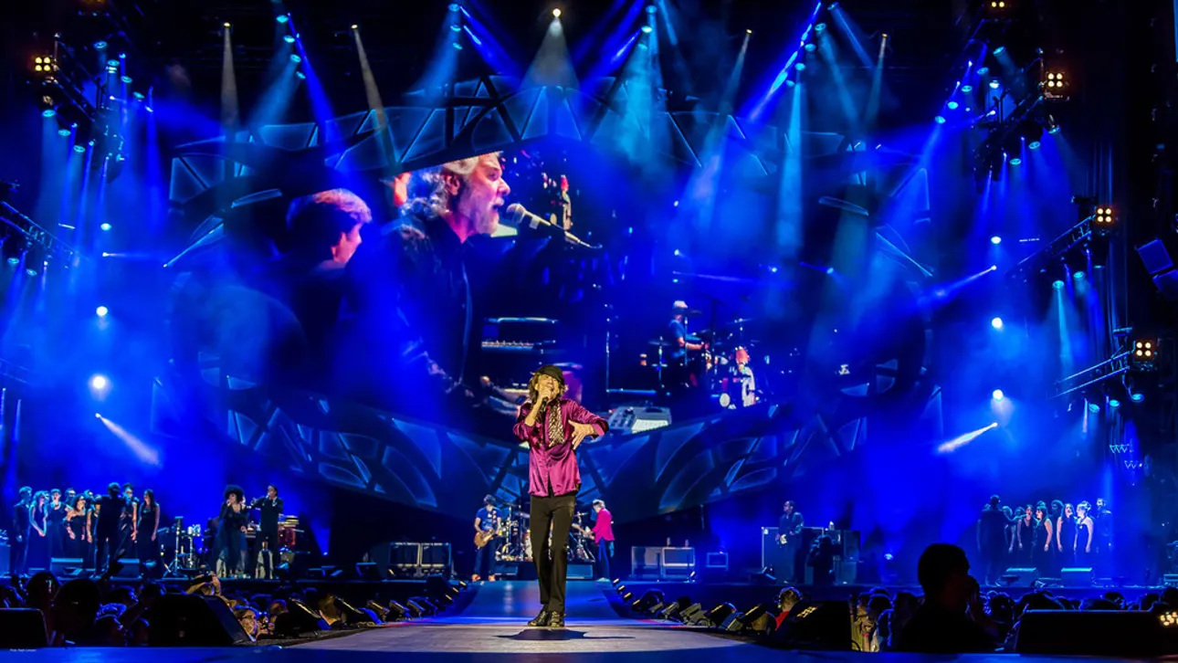 Robe Pointes ‘On Fire’ With the Rolling Stones