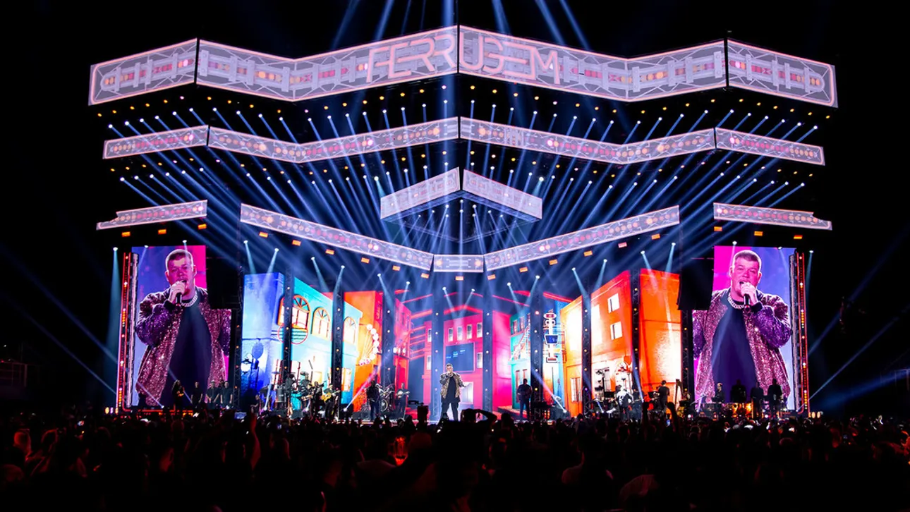 Robe for Ferrugem DVD Shoot