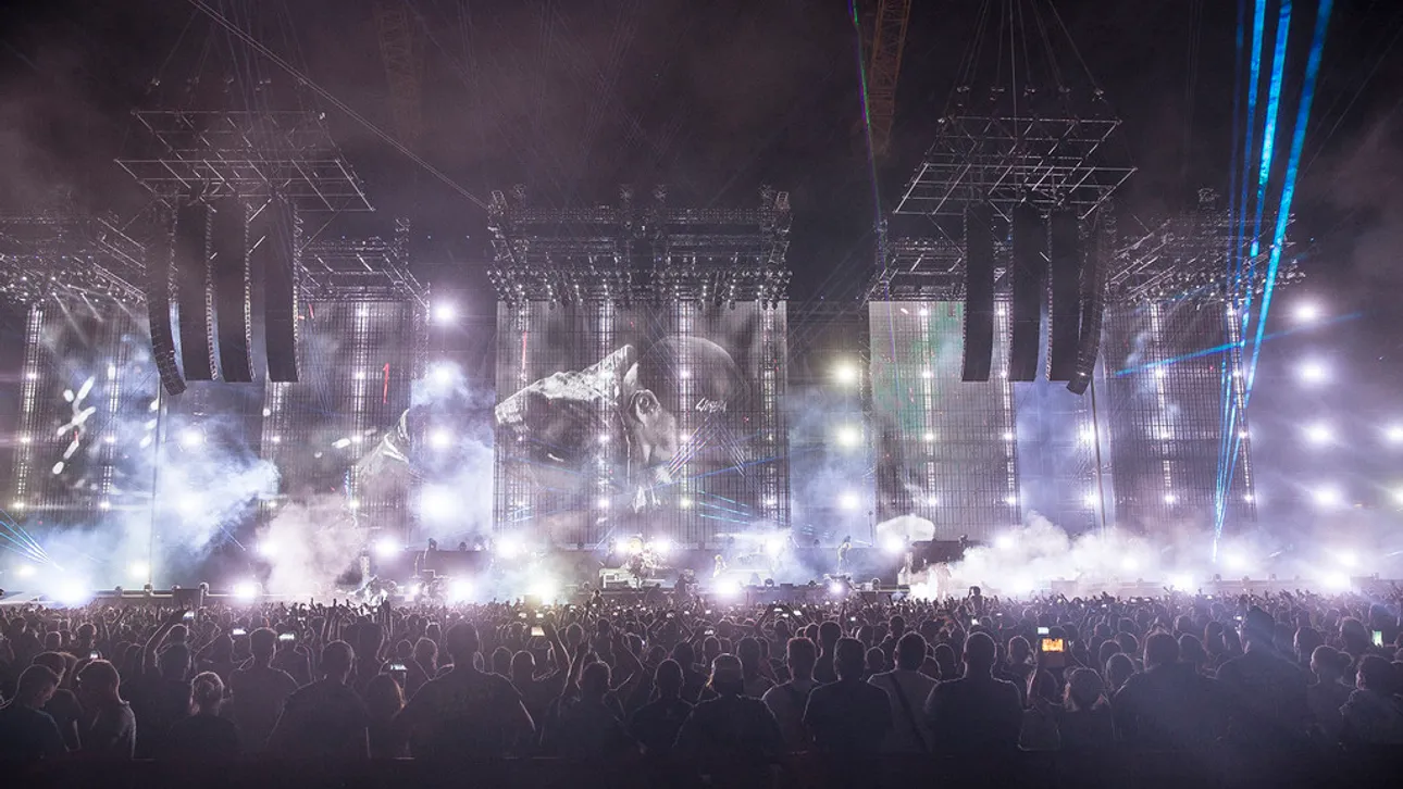 Vasco Rocks Modena with 550 Robes in the Rig!