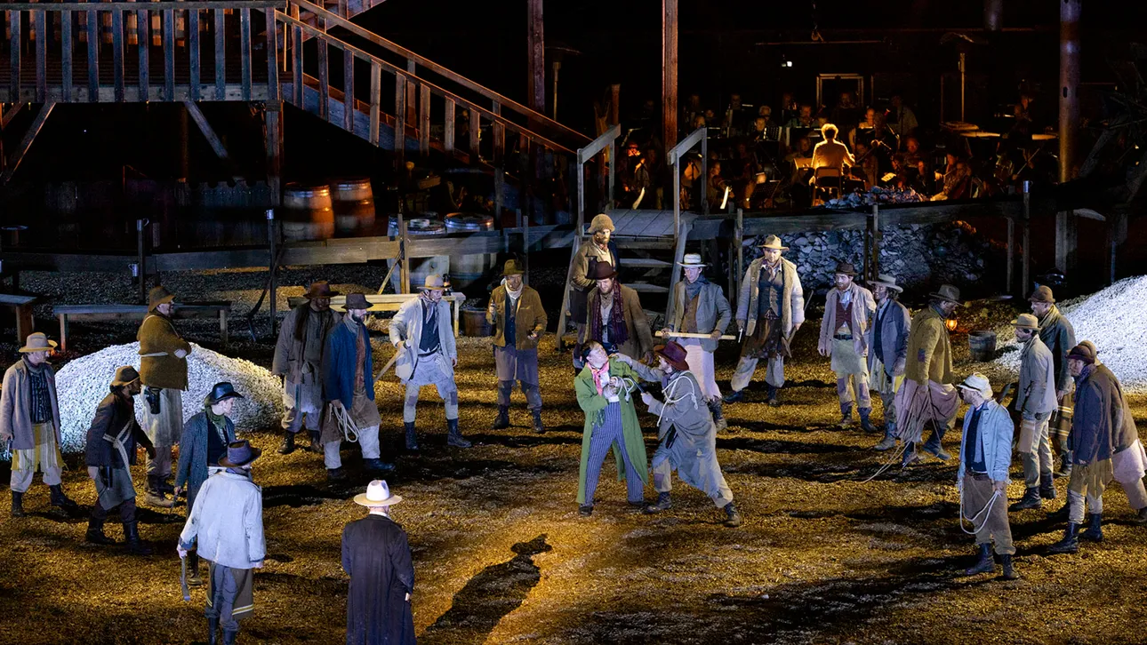 Robe Shines for Opera Hedeland